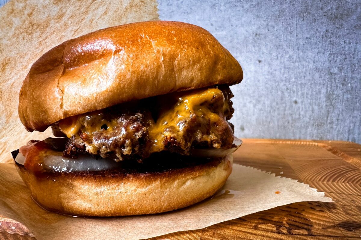 Deep Fried Cheeseburger – Frittierter Burger mit Crunch